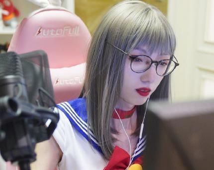 LokeN更推发女装照，JDG携女装Kan宝前来选美：谁更胜一筹？