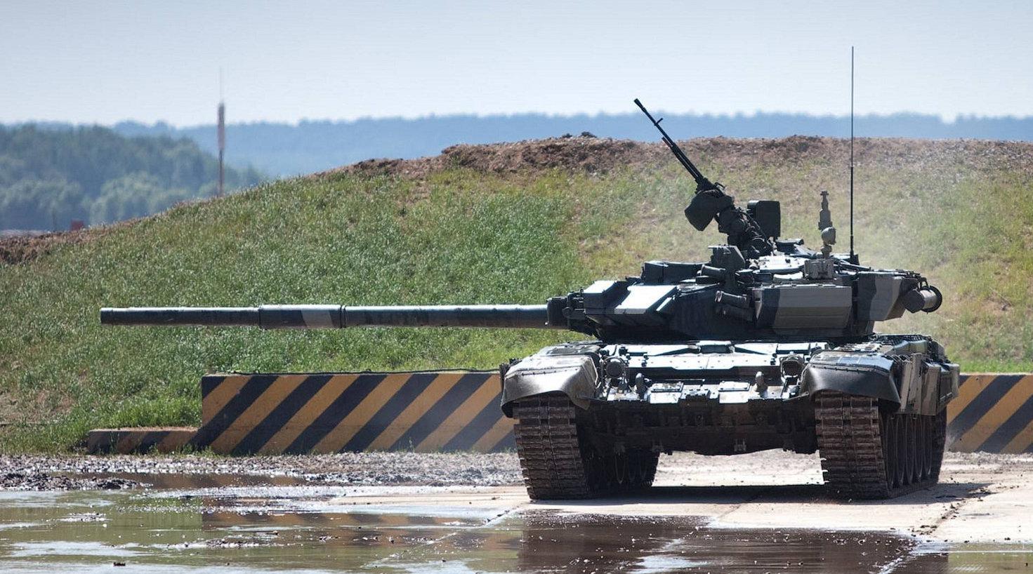 莫迪真的要动手了？一列军车连夜抵达前线，卸下大批印军T90坦克_新浪新闻