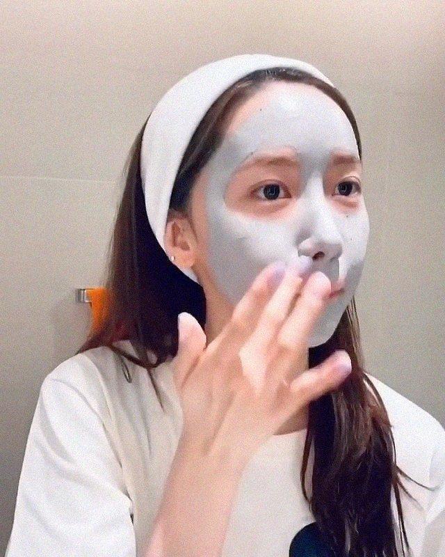 韩国校花级女神林允儿敷面膜照,古灵精怪、俏皮可爱!