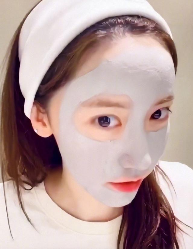 韩国校花级女神林允儿敷面膜照,古灵精怪、俏皮可爱!