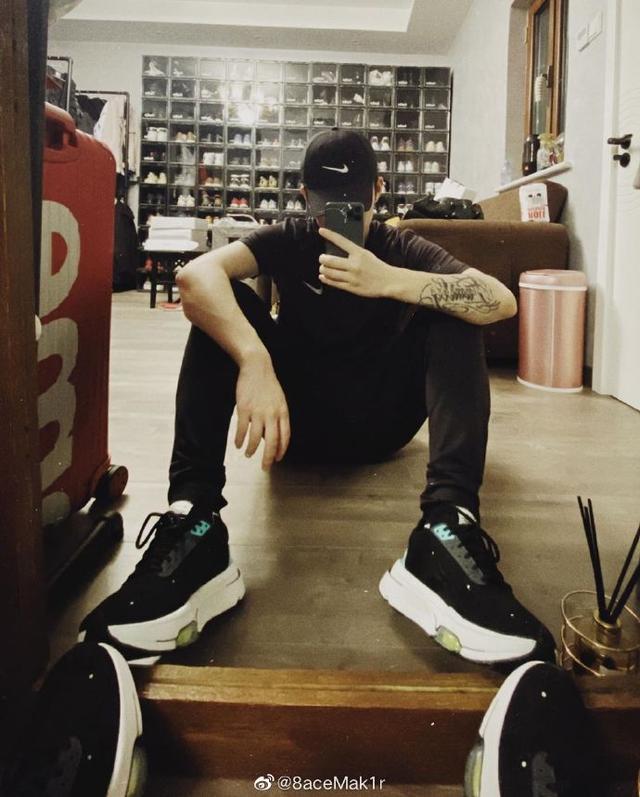 PGone罕见晒正面照，面色蜡黄星味全无，靠网店维持生计