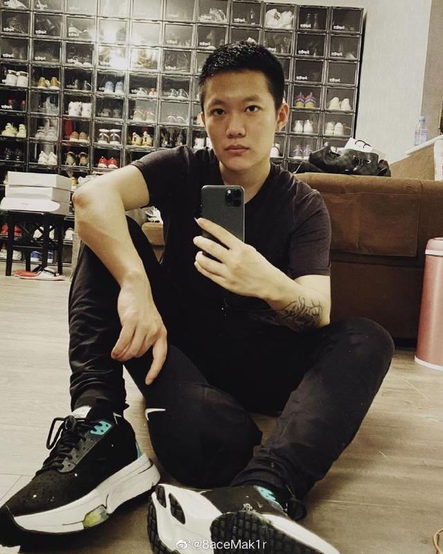 PGone罕见晒正面照，面色蜡黄星味全无，靠网店维持生计