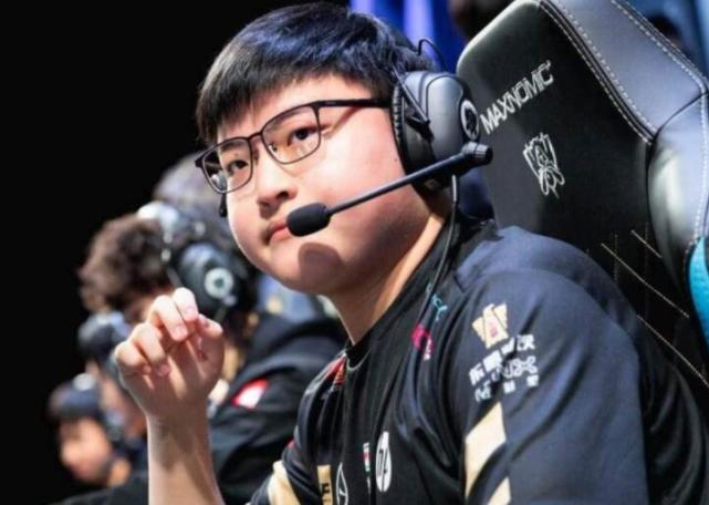 Uzi直播体验VN新皮肤，频频夸赞手感好，比LWX的冠军皮肤还好