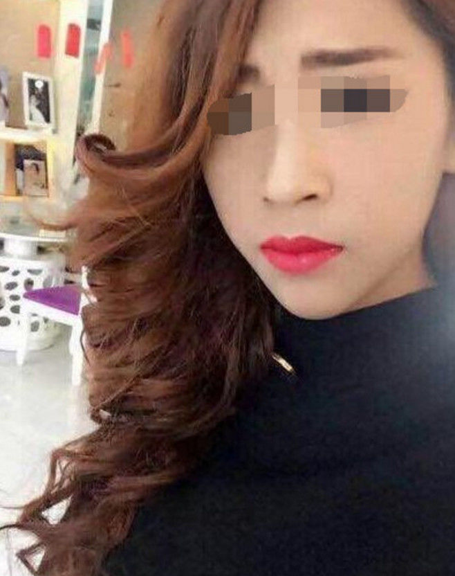 漂亮小三被原配捉住,一顿暴打成这副鬼样子,路人拍手围观原配女子路人新浪新闻