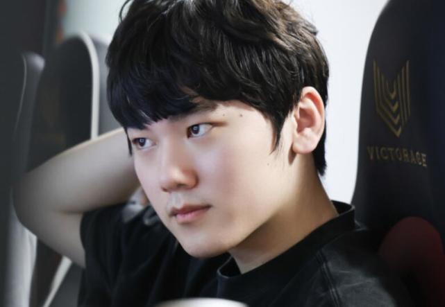 Mayumi看JKL女装照，被JKL颜值折服，两眼放光直言爱了