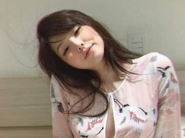 Mayumi看JKL女装照，被JKL颜值折服，两眼放光直言爱了