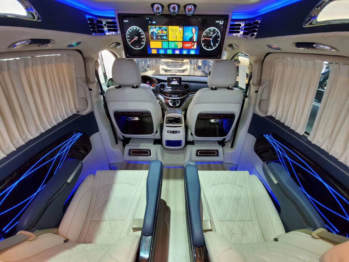 迈巴赫版奔驰MPV亮相，内饰豪华不输埃尔法，2.0T+9AT，真帅气-新浪汽车