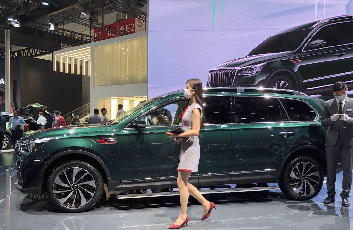 加长版红旗HS7实车亮相！比Q5大气，3.0T动力+四驱，造型真霸气-新浪汽车