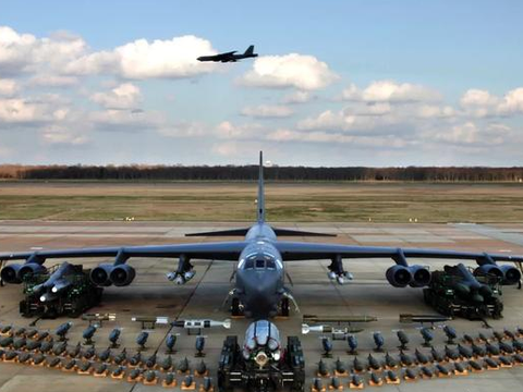 美国的三种现役轰炸机b52、b1b和b2分别需要几名机组成员？|战略轰炸机|轰炸机|机组_新浪新闻