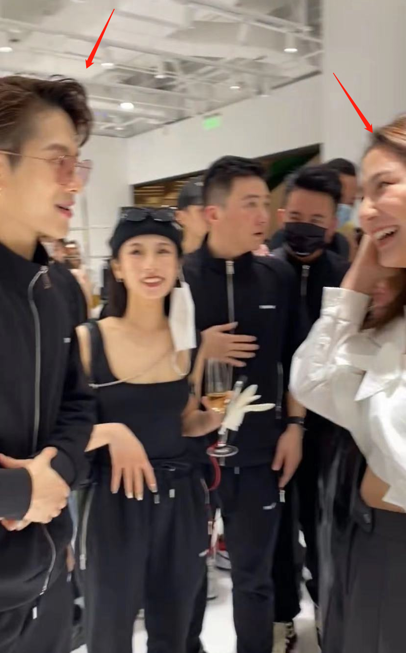 王嘉尔被曝夜店蹦迪搭讪网红美女,照片曝光惹争议 王嘉尔 夜店 搭讪 新浪新闻