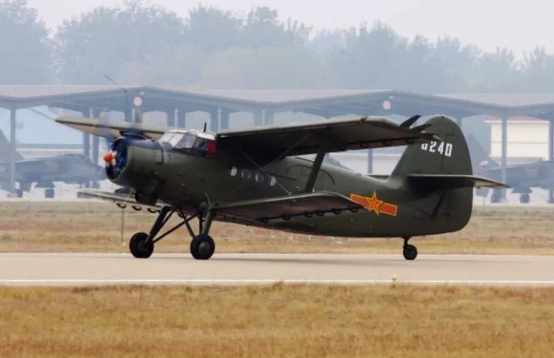 年底了，运-5也上镜头，无需弹射器就能航母起飞的国产运输机！