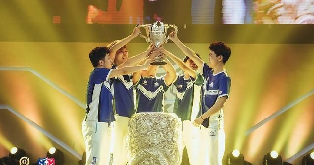 历年KPL赛场夺冠的捧杯照片,Hero.久竞激动到起飞,TS高兴到模糊|赛场|战队|冠军_新浪新闻