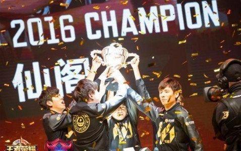 历年KPL赛场夺冠的捧杯照片,Hero.久竞激动到起飞,TS高兴到模糊|赛场|战队|冠军_新浪新闻