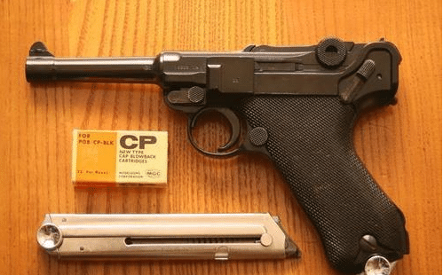 一战时德军飞行员用手枪打下一架日机，回国后还被当作间谍