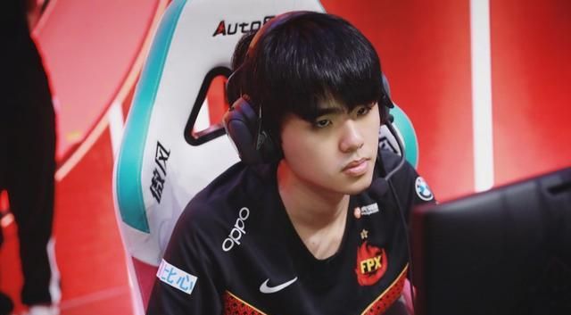 虎牙：FPX新赛季被爆两套阵容!新AD国服改名：我来此夺冠|虎牙|刘青松|夺冠_新浪新闻