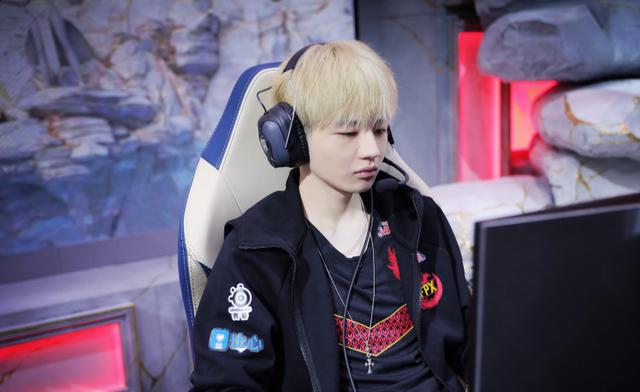 FPX三周年lqs被“霸凌”？躲角落玩手机，粉丝：偶像包袱重|角落|包袱|偶像_新浪新闻