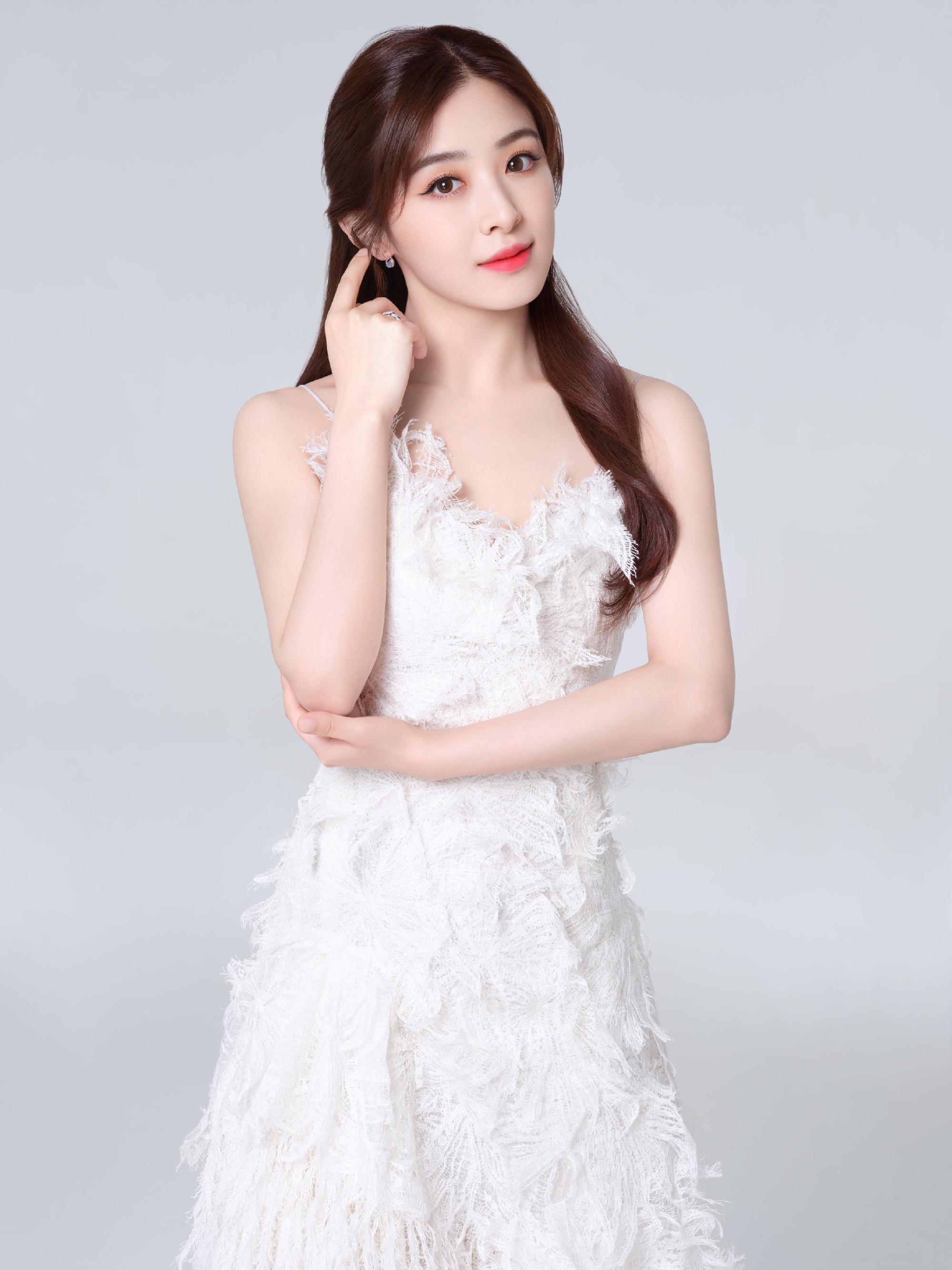 乘风破浪后成舞蹈达人，张含韵白色紧身衣搭运动裤，舞姿让人惊艳|张含韵|运动裤|舞姿_新浪新闻