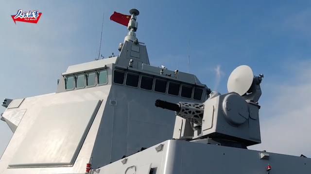 弹壳如瀑布般倾泻！055近防火力太凶悍，上千发炮弹数秒打光