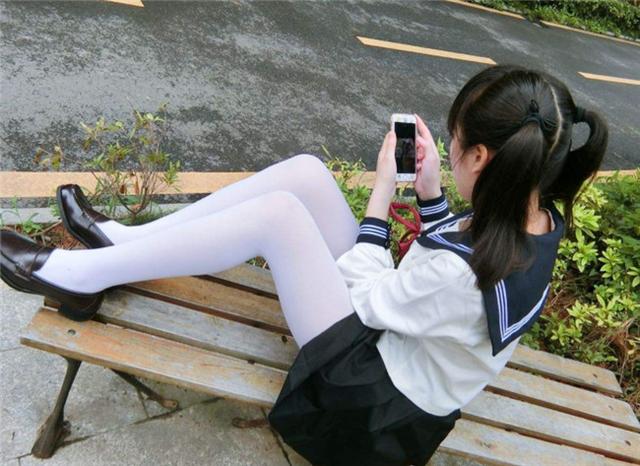 穿jk装有多美?蔡萝莉白丝清纯,沫子换上后,网友:一起补课吗