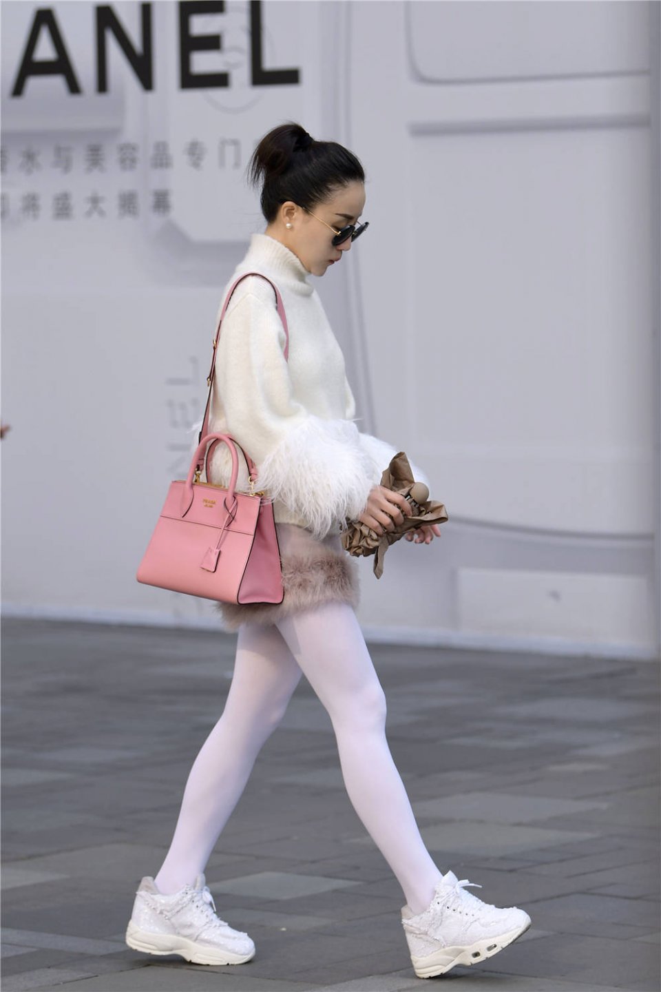 很独特的白色丝袜,搭配白色运动鞋,时尚街区都少见白色丝袜运动鞋新浪新闻