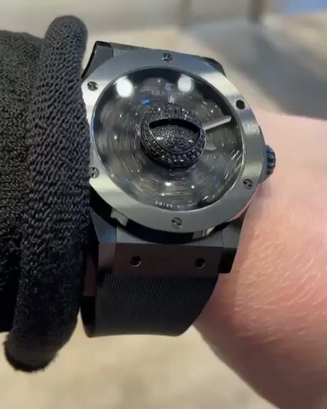 村上隆和 HUBLOT 合作的太阳花图腾腕表，限量200支……_新浪新闻