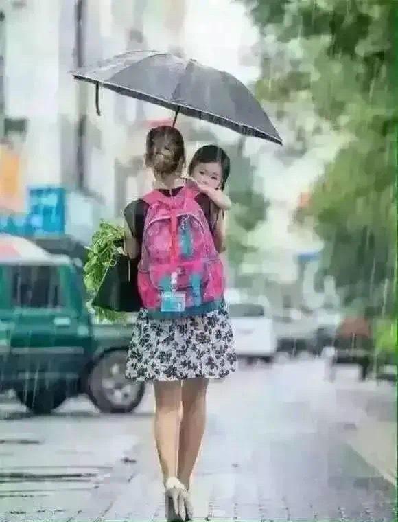 妈妈可以踩着高跟鞋, 右手抱娃,左手撑伞, 后面背上娃书包