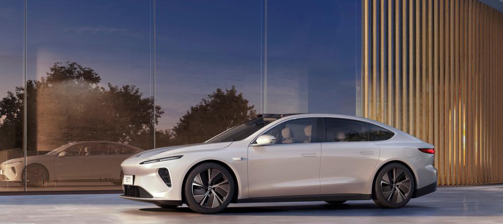 蔚来ET7“高空轰炸”小鹏P7，智能豪华纯电动轿车你会如何选择？