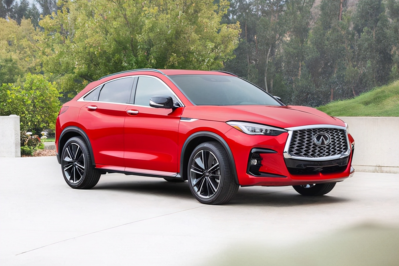 海外售价30万起，2.0T发动机，英菲尼迪QX55对手都有谁