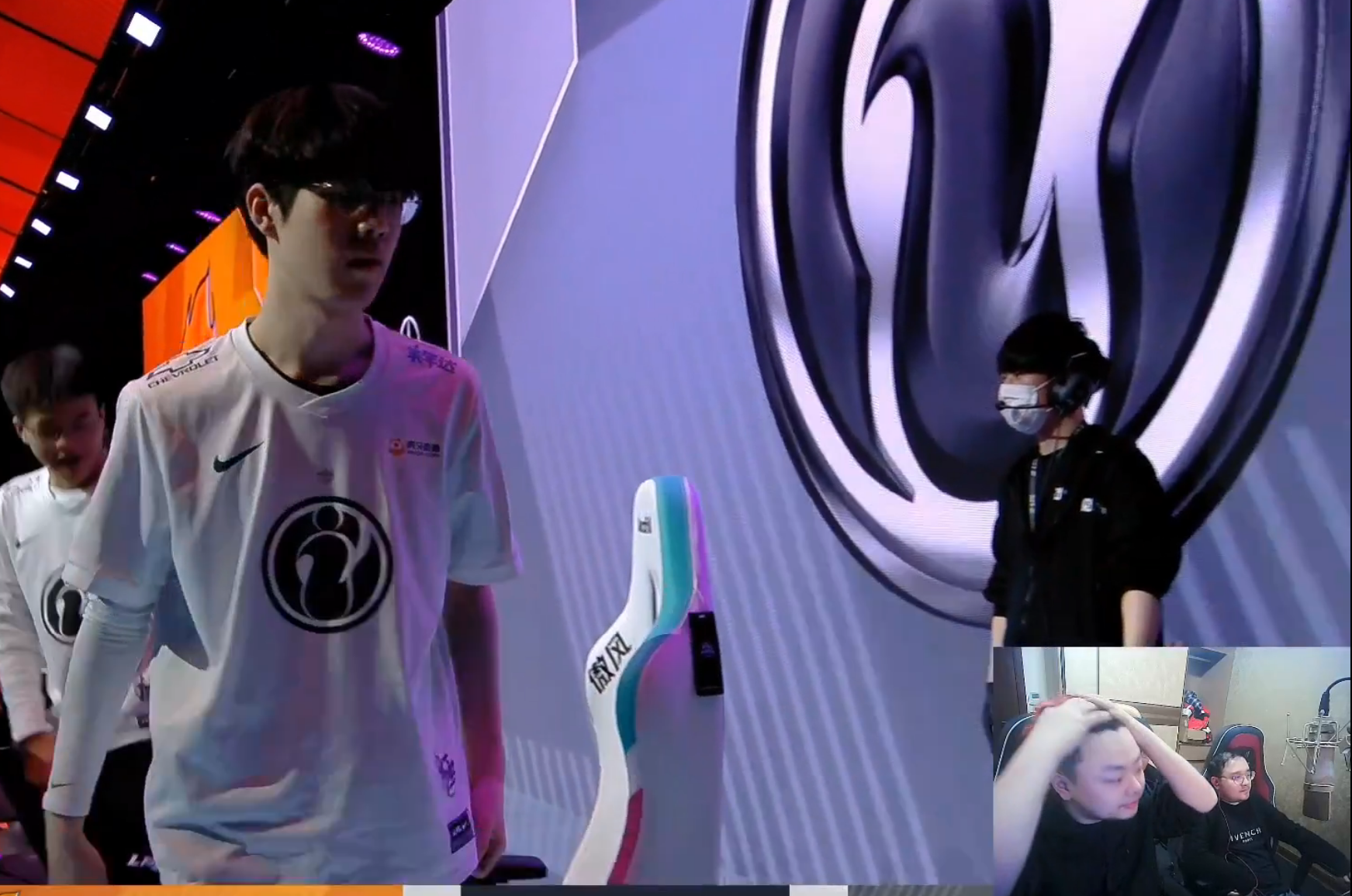 xun痛苦面具，Theshy被bin打出生涯最惨战绩！解说：想扇个嘴巴|苏宁|嘴巴|面具_新浪新闻