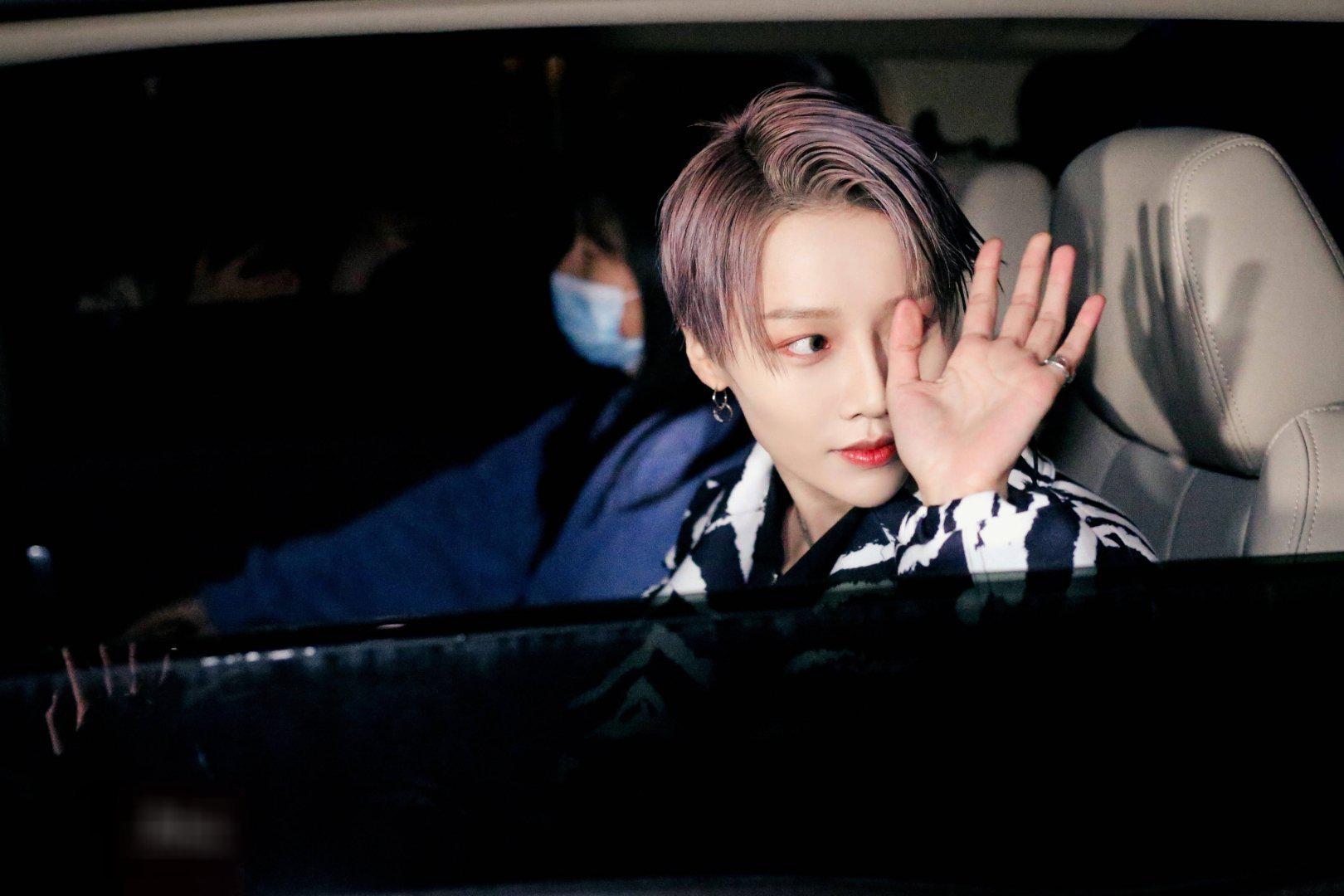 刚刚结束工作的@THE9-刘雨昕 对粉丝说:“终于见到你们了”……