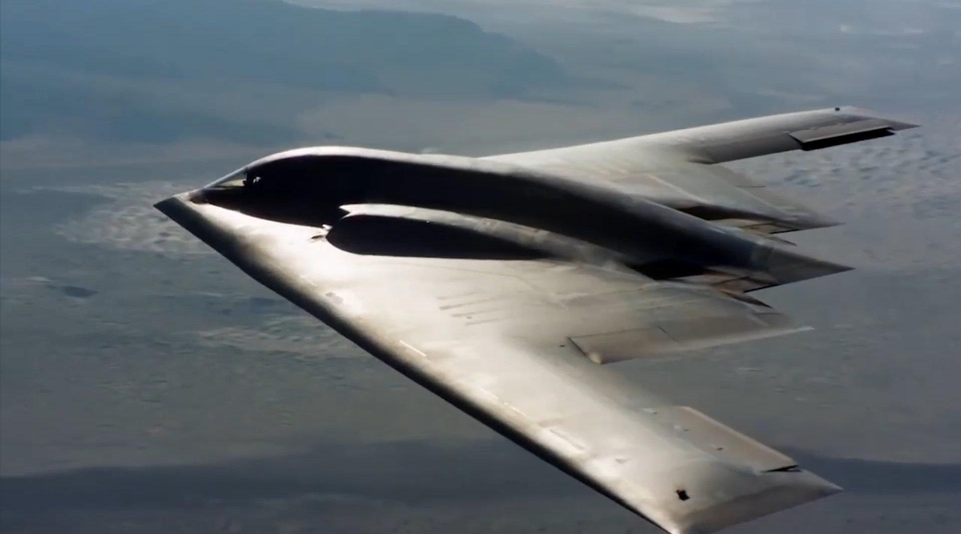 超清画质，带你看B-2“幽灵”轰炸机的航拍镜头，满满的黑科技！_新浪新闻