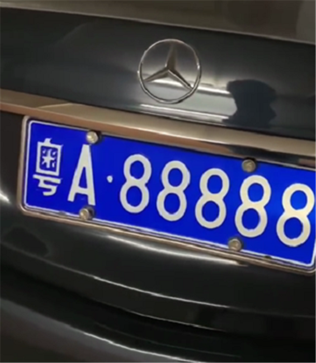 深圳不少富豪钟意的车牌，车牌88888，粤A开头，挂迈巴赫S级上