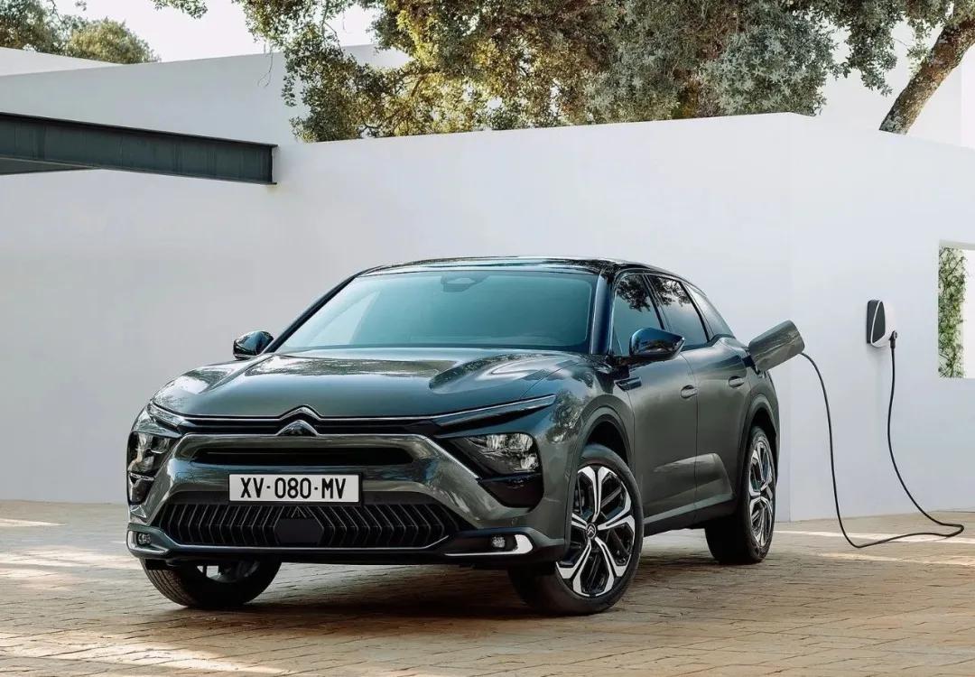 破圈新势轿车登场 东风雪铁龙凡尔赛C5X全球首秀