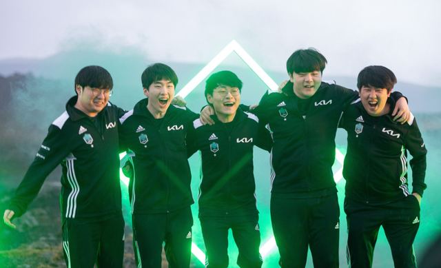 DK战胜MAD与RNG会师总决赛！MAD打出名场面，许秀表情又火了|总决赛|比赛|表情_新浪新闻