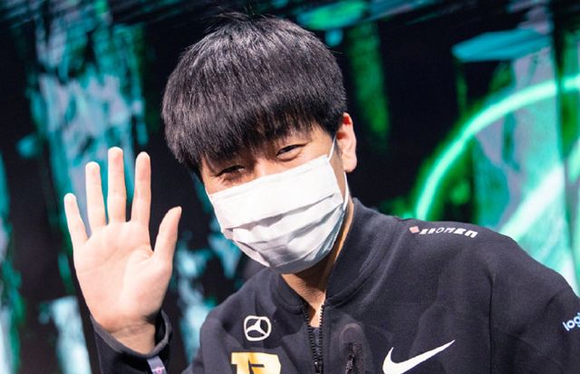 Gala斩获季中赛FMVP,LPL英文解说发文大赞：他不是下一个UZI