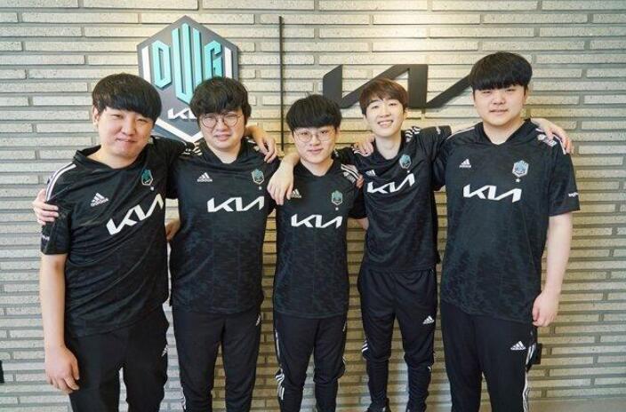 DK教练Kkoma大发雷霆，直言能接受RNG夺冠，但不能理解辅助|辅助|塔姆|夺冠_新浪新闻