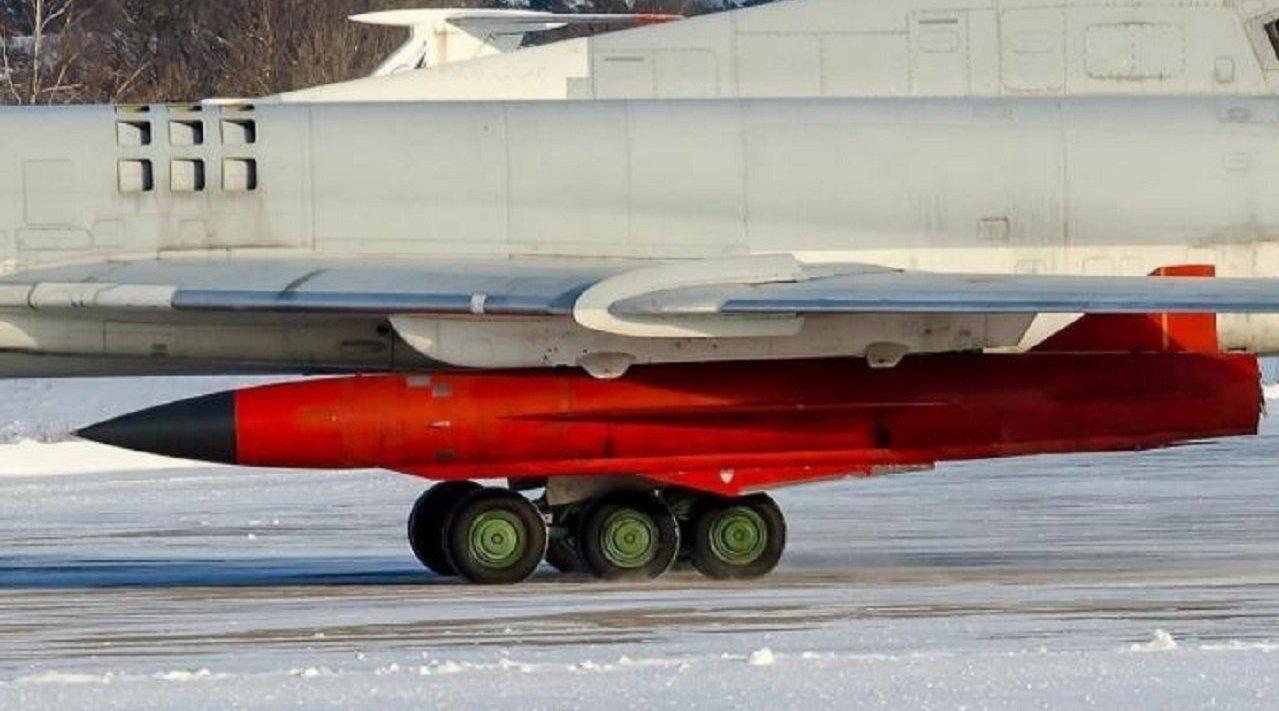 俄军高调公布Kh32巡航导弹，时速高达5马赫，比东风26还要强？_新浪新闻