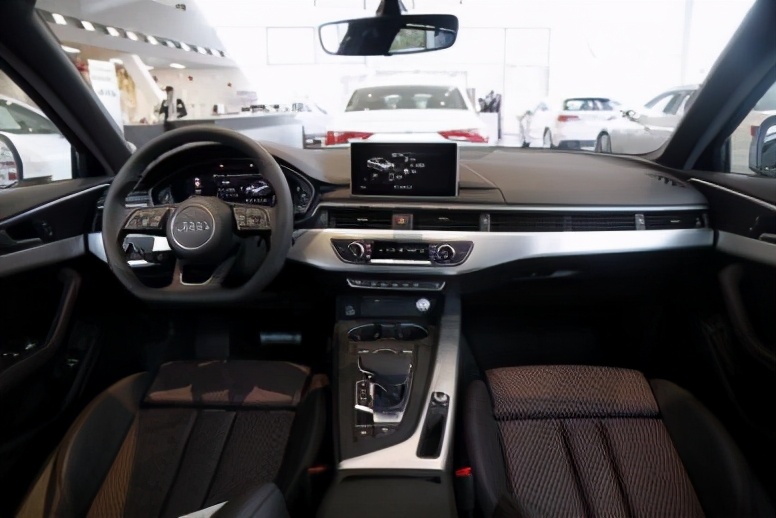 新款奥迪A4L，30.58万起均衡优秀，四个圈也走年轻化路线？