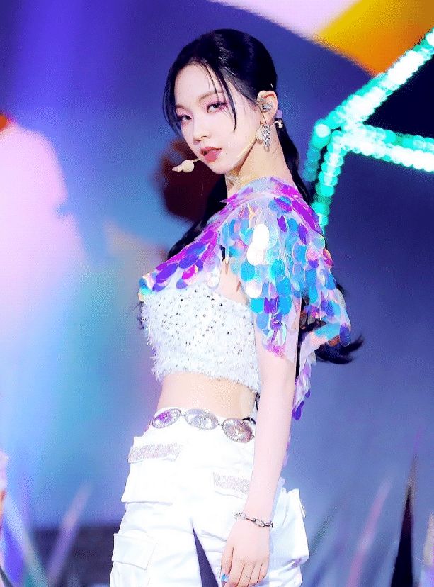 不愧是人间AI!aespa柳智敏身材比例引热议：纤细、却意外丰满|身材|人间|柳智敏_新浪新闻