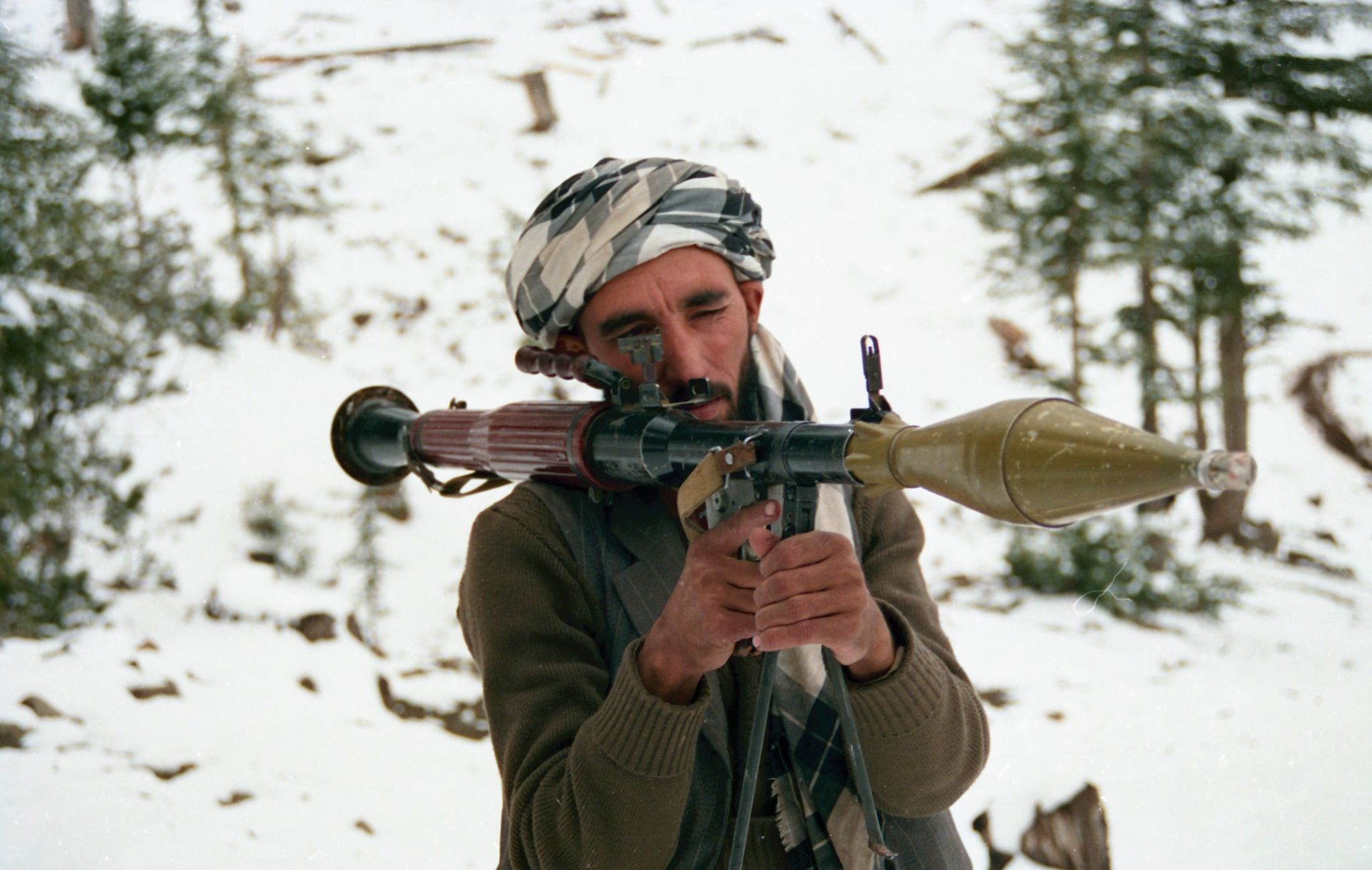 老照片 阿富汗战争中的游击队 肩扛毒刺式导弹