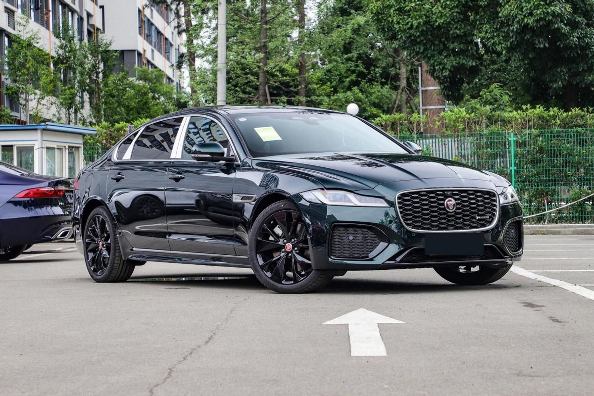 讲真，新款捷豹XFL足以用惊艳形容，贵气感和用料，不输奔驰E级