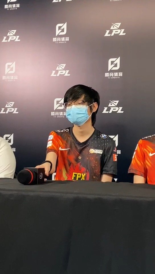 FPX赛后群访 Tian Q：后两局前期遭到了一些挫折……_新浪新闻