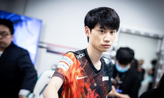 Doinb直播炫耀季后赛FMVP奖杯,观众：LPL果然都是“录播”!