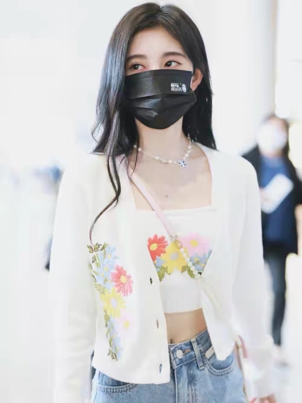 159cm的鞠婧祎，为何总能穿出169cm即视感，掌握这些技巧就明白了