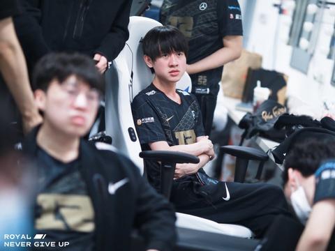 MLXG状告RNG后，皇族百万粉大V头目公开内幕！姿态letme被耍了|皇族|头目|香锅_新浪新闻