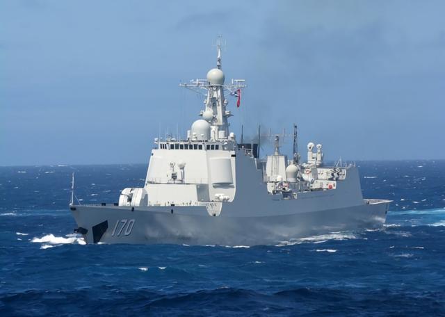 052C驱逐舰只有6艘太少，你不知道他弟052D超30艘，已成我军主力