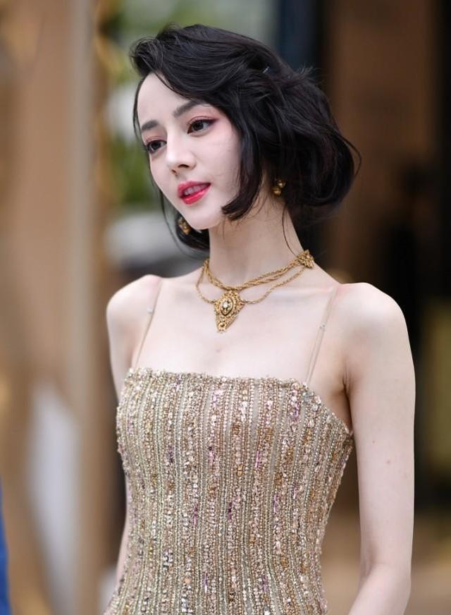 迪丽热巴短发挺惊艳，金色亮片裙穿出高级感，成熟打扮也挺美|裙子|亮片|金色_新浪新闻