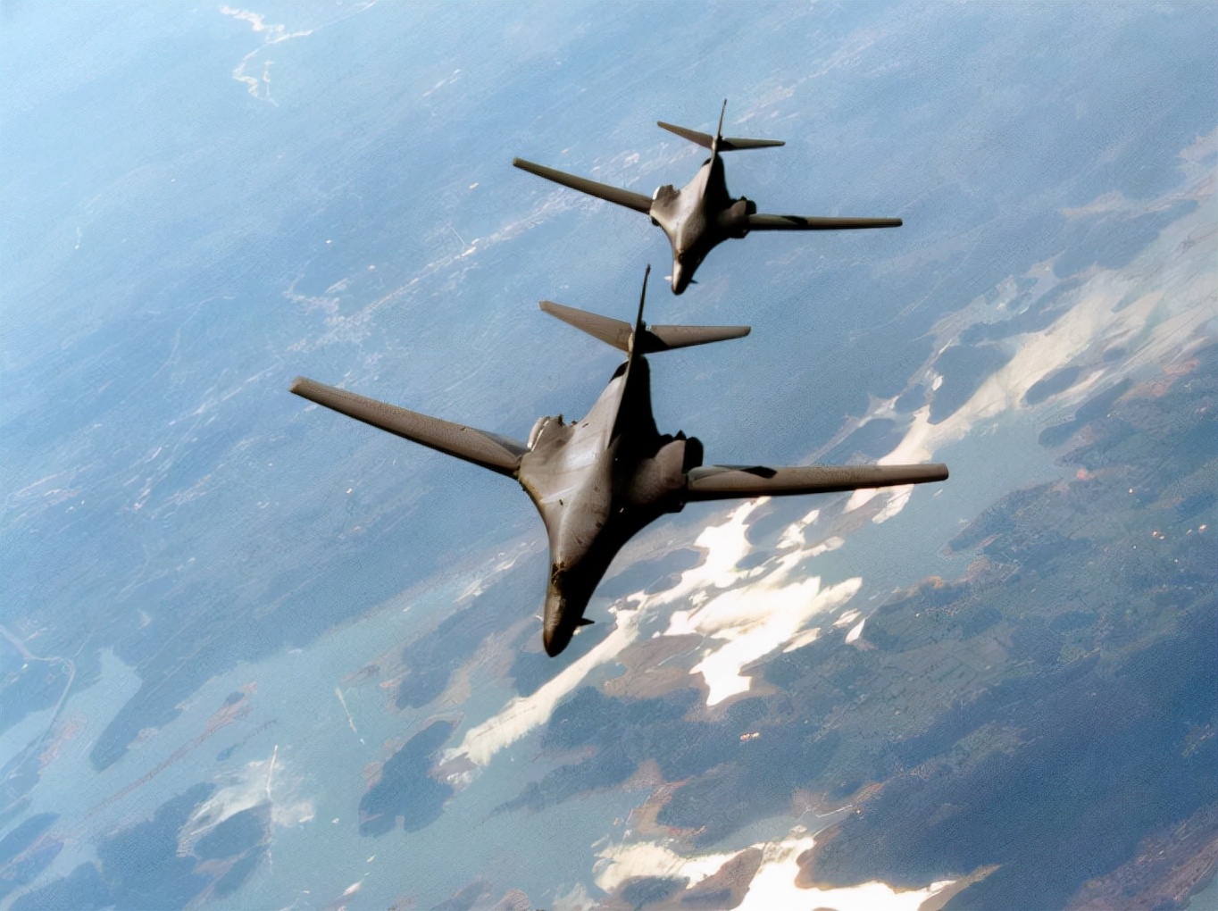 2架“枪骑兵”飞近俄罗斯！俄专家不嫌事大：他们在练习投核弹|爱沙尼亚|轰炸机|战略轰炸机_新浪新闻