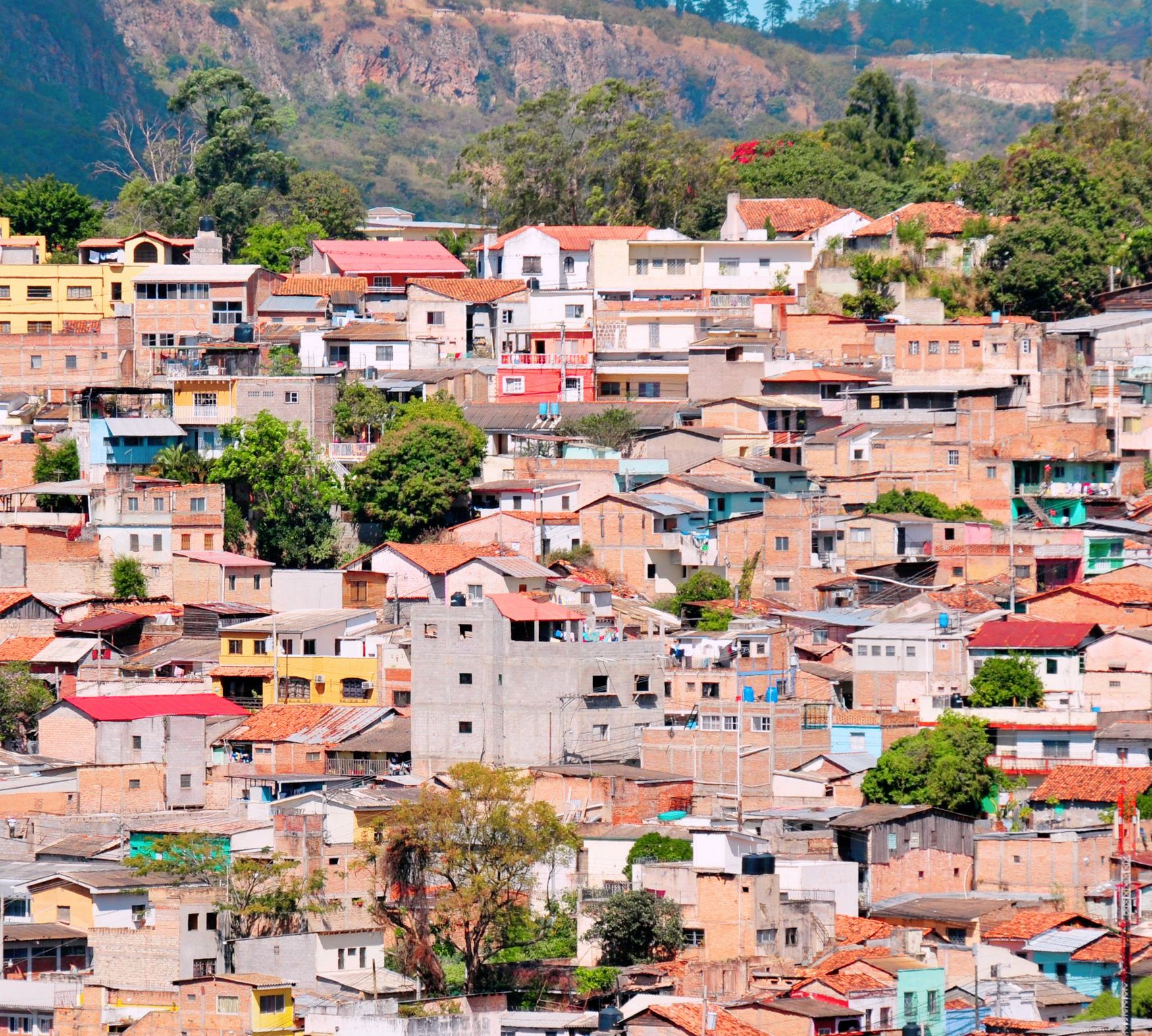 洪都拉斯“十分尴尬”的一座桥,经受住飓风侵袭,没想要河跑了