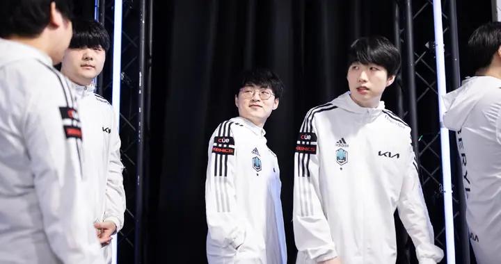 showmaker素质太低？赢下T1做鬼脸，熟不知采访后只有他鞠躬致谢|showmaker|T1|faker_新浪新闻